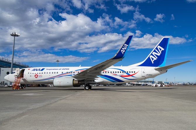 ANAの大阪・関西万博 特別デザイン機「EXPO2025 ANA JET」が就航！ 似ていると話題の「アクアフレッシュ」を搭乗客に配付 | AIRLINE web -月刊エアライン×航空旅行-